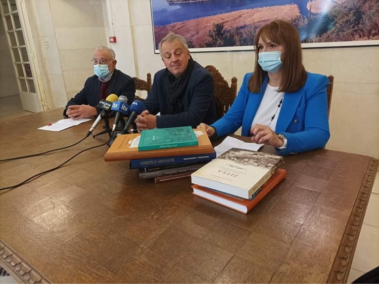 ΑΠΟ ΤΗΝ ΠΕΡΙΦΕΡΕΙΑ ΗΠΕΙΡΟΥ-Βιβλία σε σχολεία σε Κορυτσά-Χειμάρρα ...