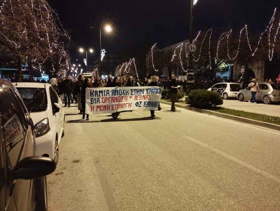 Με πλήθος κόσμου η πορεία της 6ης Δεκέμβρη – Πρωινά Νέα