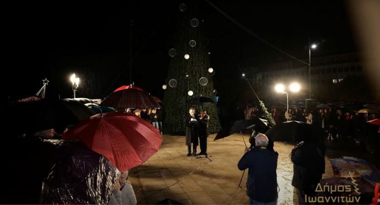 ΧΡΙΣΤΟΥΓΕΝΝΙΑΤΙΚΟ ΔΕΝΤΡΟ ΠΛΑΤΕΙΑ 2 | Πρωινά Νέα