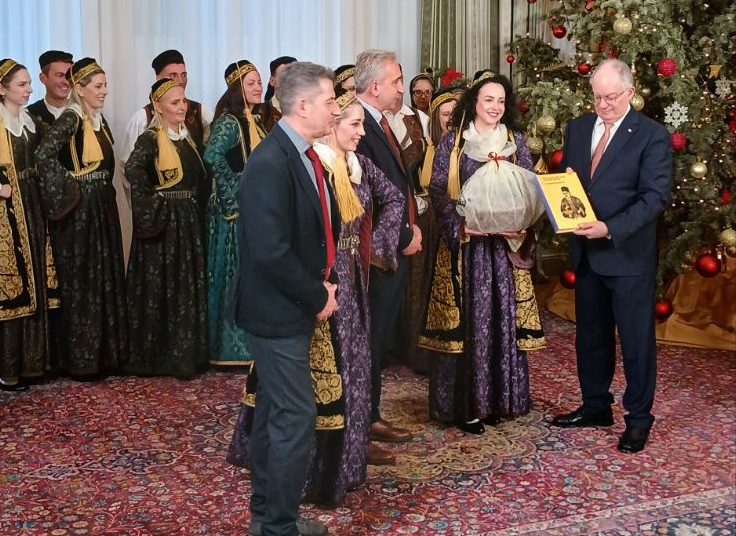 Κάλαντα από το Τμήμα Παραδοσιακών Χορών στον Πρόεδρο της Δημοκρατίας ...