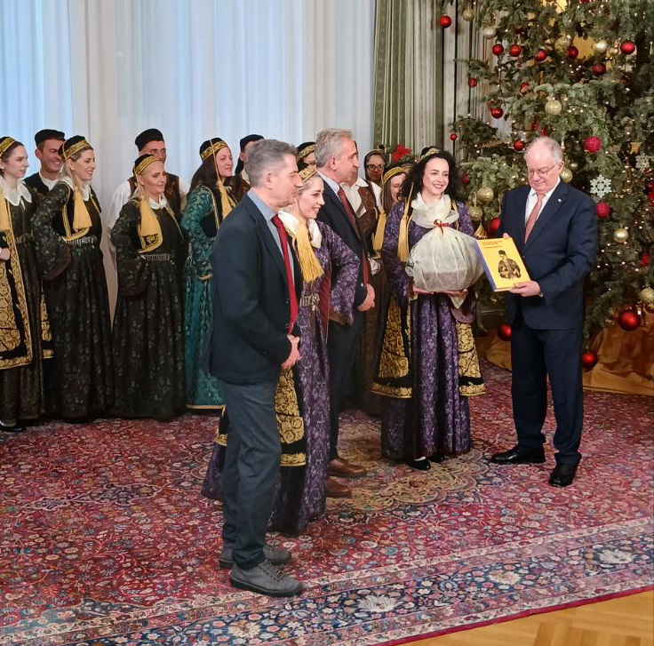 Κάλαντα από το Τμήμα Παραδοσιακών Χορών στον Πρόεδρο της Δημοκρατίας ...